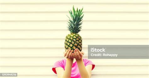 그녀의 머리를 덮고 흰색 배경에 파인애플을 들고있는 패션 초상화 여성 광고 텍스트를위한 빈 복사 공간 파인애플에 대한 스톡 사진 및 기타 이미지 Istock