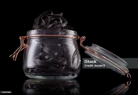 검은 색 배경에 고립 된 나무 테이블에 타글리아텔 파스타 둥지의 항아리 개체 그룹에 대한 스톡 사진 및 기타 이미지 개체 그룹 건강한 식생활 건조한 Istock