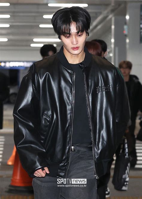 [포토s] 추모 리본 단 크래비티 태영 차분한 모습으로 출국