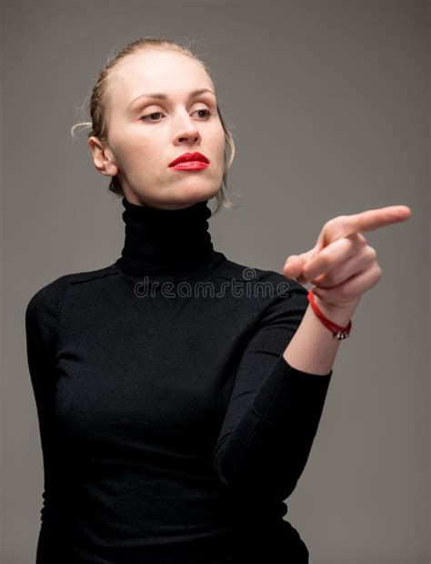 Portret Van Jong Mooi Blond Meisje Met Rode Lippenstift Stock