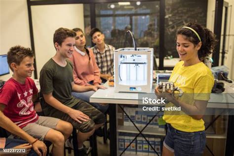 3d 프린터에 대 한 10 대 학생 Lerning 3차원 인쇄에 대한 스톡 사진 및 기타 이미지 3차원 인쇄 십대 과학 Istock