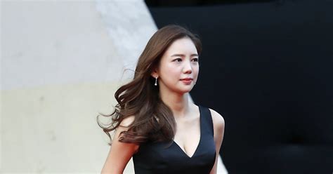 이태임 깊게 파인 가슴라인