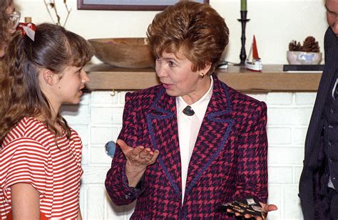 Bagaimana Raisa Gorbacheva Mengubah Citra Ibu Negara Soviet Russia