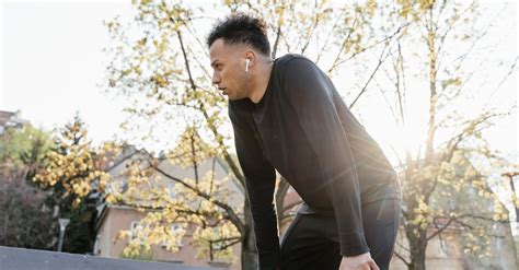 거리 건강 검은 옷 공공 공원 공원 공원 벤치 나무 남자 선수 달리는 달리는 사람 도시 공원 도시 설정 동기 부여 된 레저 로우앵글 샷 봄 기간