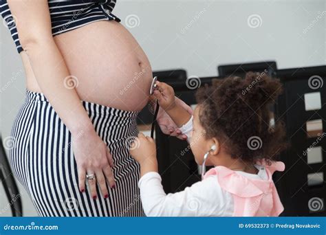 Zwangere Vrouw En Haar Dochter Stock Afbeelding Image Of Leven Ouder