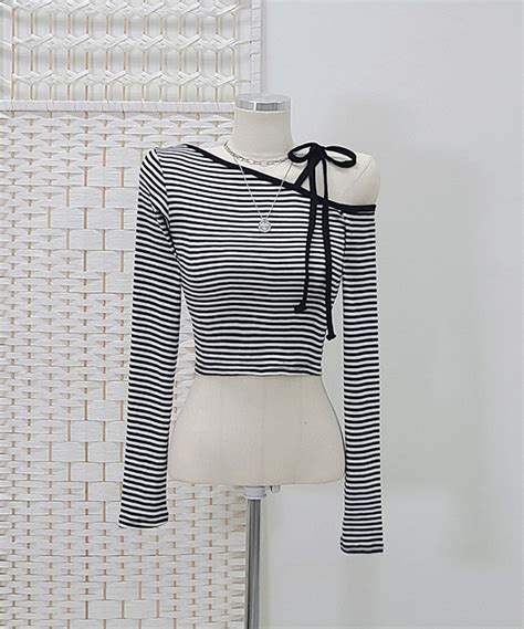 11할인유니크딱붙꾸안꾸룩여리핏발레코어룩하이틴룩댄스파티룩y2k 에비뉴 슬림핏 스트라이프 단가라 사선 초커 리본 끈 언발 반 세미 원 오프숄더 크롭 긴팔