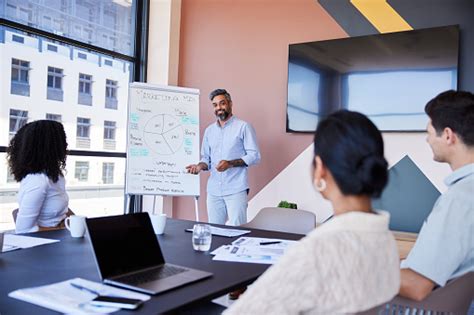 동료에게 사무실에서의 마케팅에 대한 화이트 보드 프리젠 테이션을 제공하는 사업가 경영자에 대한 스톡 사진 및 기타 이미지 경영자 계획 그래프 Istock