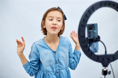 캐주얼 데님 드레스에 웃는 어린 소녀 블로거 사용 셀카 Led 램프와 스마트 폰 전화에 대한 스톡 사진 및 기타 이미지 전화 중독 8 9 살 Istock