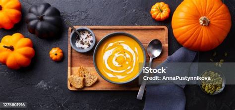호박 버터넛 스쿼시 크림 수프를 검은 그릇에 담습니다 할로윈 추수 감사절 장식 맨 위 보기입니다 0명에 대한 스톡 사진 및 기타 이미지 Istock