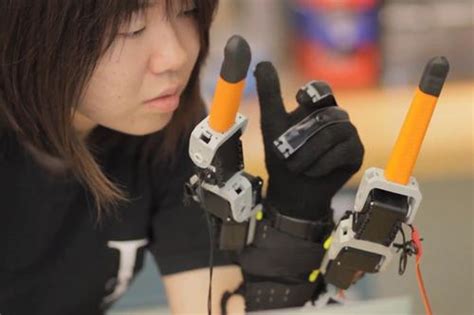 MIT Wrist Robot Adds Extra Fingers