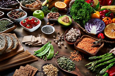 소박한 나무 테이블에 식이 섬유 신선한 채식주의 음식과 콩류의 높은 각도보기 건강한 음식 테마 음식에 대한 스톡 사진 및 기타