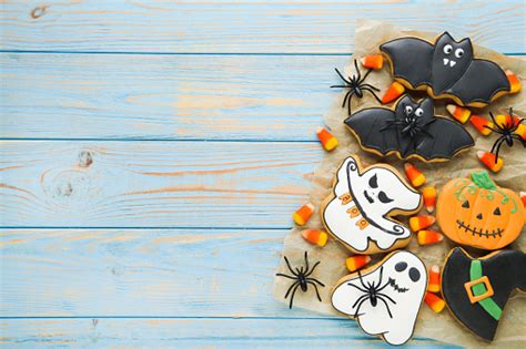 파란색 나무 테이블에 사탕과 거미할로윈 진저 브레드 쿠키 10월에 대한 스톡 사진 및 기타 이미지 10월 가을 거미 Istock