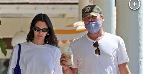 20대 모델 사랑 디카프리오 25살 샤넬뮤즈 흑발 모델과 데이트