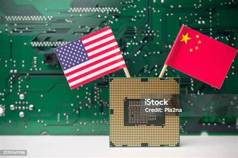 Cpu 회로 기판 배경이 있는 미국 및 중국 국기 0명에 대한 스톡 사진 및 기타 이미지 0명 Cpu Geopolitics Istock