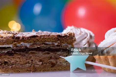 여러 가지 색상의 풍선과 조명의 배경에 파란색 별 모양의 촛불이있는 축제 컵 케이크 파티 생일 개념 공간을 복사합니다 고독 부정적인 감정 표현에 대한 스톡 사진 및 기타