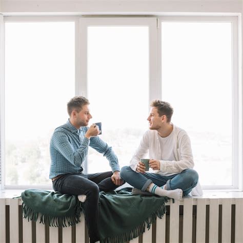 Twee Jonge Vrienden Die Met Elkaar Bespreken Die De Zitting Van De
