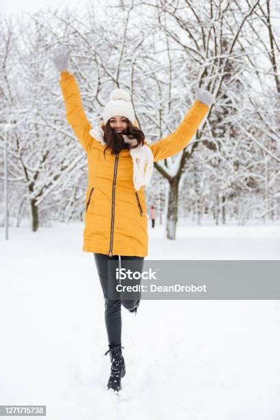 스노우 파크에서 놀고 달리는 즐거운 여성의 전체 길이 샷 가득 찬에 대한 스톡 사진 및 기타 이미지 가득 찬 거리 겨울 Istock