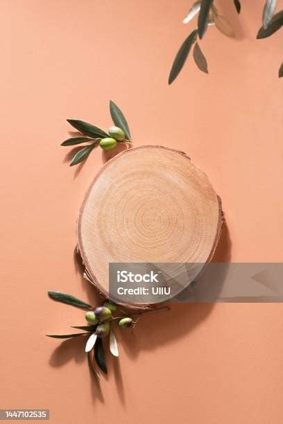 올리브 배경 화장품과 요리 레시피를 위한 나무 조각 연단이 있는 모형 녹색 지구 톤 친환경 올리브와 올리브 오일의 계절 올리브 과수원에 대한 스톡 사진 및 기타 이미지