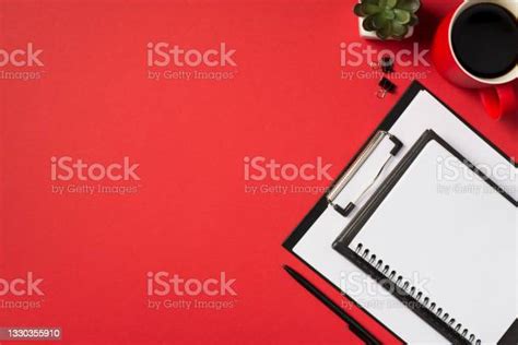 커피 화단 2 개의 바인더 클립 블랙 펜 클립 보드 폴더의 상단 보기 사진 종이 시트와 빈 공간이있는 고립 된 선명한 빨간색 배경에 두 명의 주최자 공란에 대한 스톡 사진