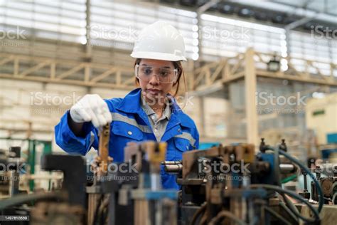 작업 전에 장비와 기계를 점검하면 사고를 방지할 수 있습니다 아시아 기계 엔지니어 여성 개인 보호 장비 검사 공압 클램프 제조 라인에서 용접을 사용하기 전에 장비를 준비하고