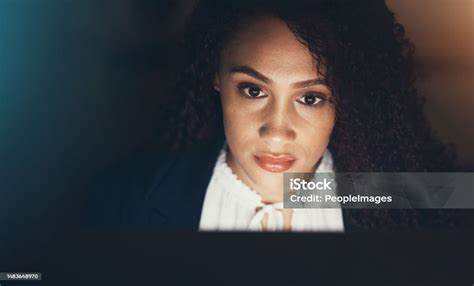 사무실 화면 그리고 프로젝트 사업 보고서 온라인 문서를 위한 컴퓨터에 있는 흑인 여성의 얼굴 비전 기획 및 여성 노동자는 전략 웹 사이트 읽기 및 야간 연구 작업을