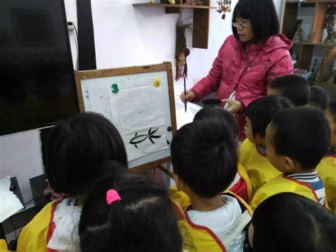 花下鱼儿水中游雅正幼儿园大班级水墨画活动