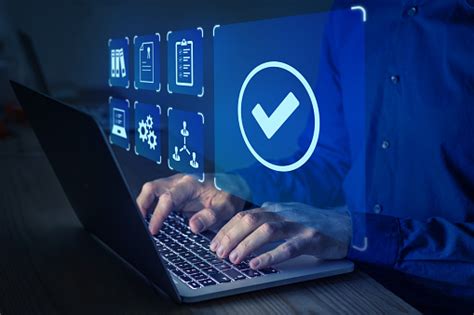 Qa 및 개선기능을 갖춘 품질 관리 표준화 및 인증 개념 규정 및 표준 준수 컴퓨터에서 작업하는 관리자 또는 감사자 검사 보기에 대한 스톡 사진 및 기타 이미지 Istock