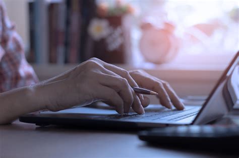 남자는 노트북 컴퓨터에서 작동합니다 가정 개념에서 작업 개념에 대한 스톡 사진 및 기타 이미지 개념 금융 기업 재무와 산업 Istock