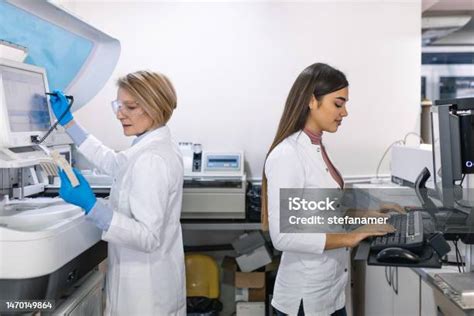 의료 장비와 컴퓨터 작업 혈액 및 현대 실험실에서 특별 한 기계를 가진 유전 소재 샘플 분석 연구 과학자의 팀 Dna에 대한 스톡 사진 및 기타 이미지 Istock