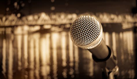 세미나 실 또는 말하기 컨퍼런스 홀 이벤트 콘서트 Bokeh 배경에서 언론의 흐리게 하는 추상에 마이크 강당에 대한 스톡 사진 및 기타 이미지 Istock