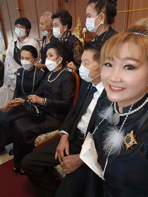 สวยสง่า เอมมีโกะ ขวัญใจสื่อ ในงาพระราชทานเพลิงศพ อาแอ๊ด สมบัติ เมทะนี