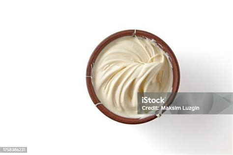 흰색 배경에 고립된 갈색 점토 그릇에 요구르트 크림의 물결 모양의 질감입니다 복사 공간이 있는 평면도 갈색에 대한 스톡 사진 및 기타 이미지 Istock