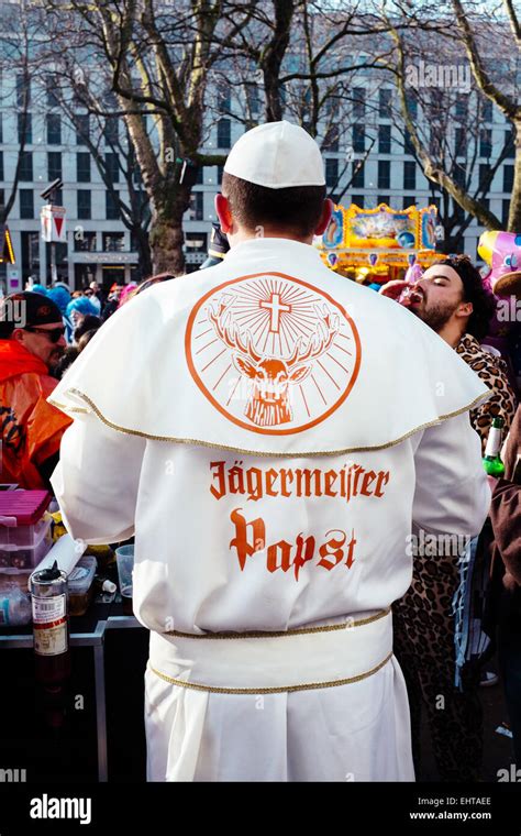 Rosenmontag Kostüm. Eine Person, die verkleidet als Papst Jägermeister ...