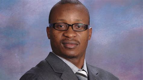 Чернокожий мужчина в очках · 1366x768 бесплатная фотография от Bradeya