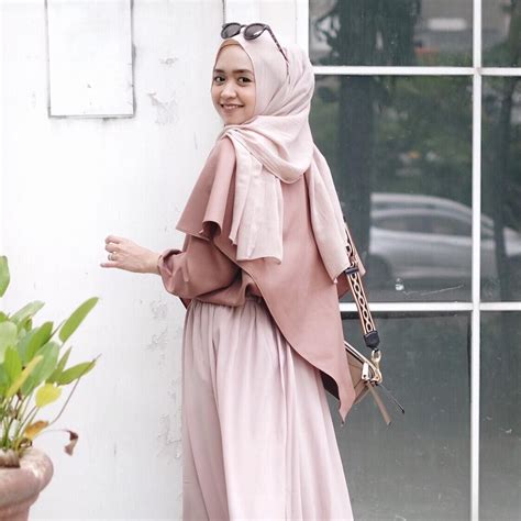Kebaya Ibu Hamil Berhijab