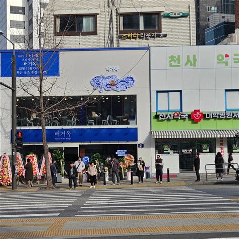 한국프랜차이즈 법률원 신촌에 수제버거 프랜차이즈 버거옥 직영점이 오픈하였습니다11 버거2세트에 Facebook