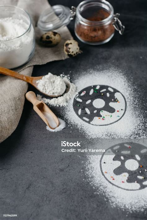 도너츠 제빵에 대 한 성분입니다 회색 바탕에 설탕 가루 요리 계란 숟가락 베이커리 배경 프레임입니다 보기 상위 공간을 복사 합니다 0명에 대한 스톡 사진 및 기타 이미지