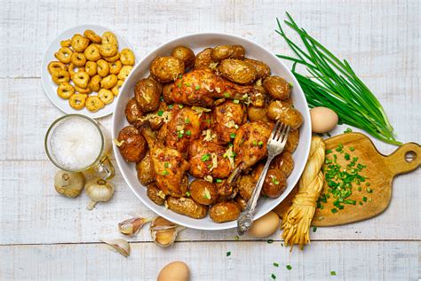 맛있는 음식 시골 스타일로 점심 식사 맥주 한 잔 튀긴 닭고기 고기와 감자 마늘과 파 치즈 농장 계란과 소금 흰색 나무 보드에 요리 된 음식 0명에 대한 스톡 사진 및 기타