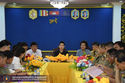 លោកជំទាវ អុង សុភាវី