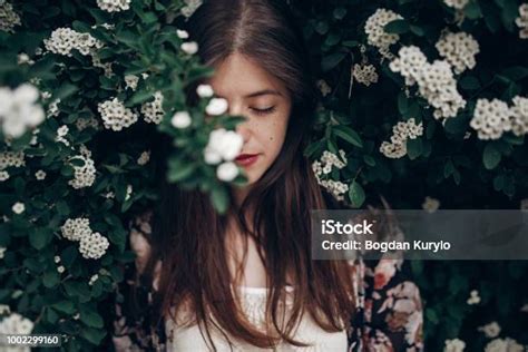 조 팝 나무의 흰 꽃으로 피 부시에 아름 다운 Hipster 여자의 초상화를 진정 Boho 소녀 녹지에 꽃 현대 옷에서 관능적인 초상화 텍스트를 위한 공간 거리에 대한 스톡