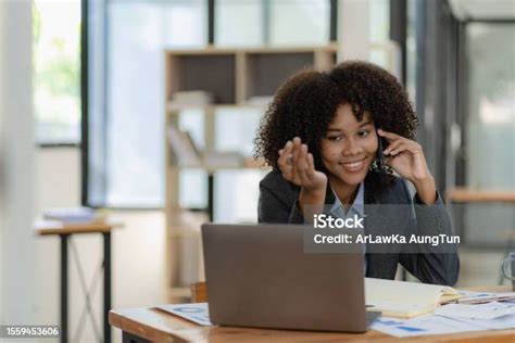 사무실에서 온라인으로 만나는 노트북 및 재무 문서로 작업하는 아프리카계 미국인 사업가 세금 계획 분석 재무 보고서 투자 사업 계획 가상현실에 대한 스톡 사진 및 기타 이미지