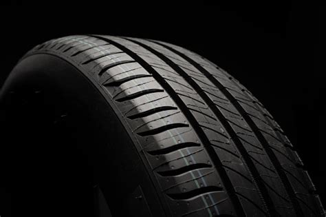 새 자동차 타이어 어두운 배경에 도로 바퀴 비대칭 트레드 디자인의 여름 타이어 자동차 개념 운전 검은색에 대한 스톡 사진 및 기타 이미지 Istock