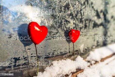 흰텍스트 사랑과 발렌타인 데이에 행복의 개념에 대 한 공간을 가진 추상 배경으로 창의 전경색에 흐려 읽기 마음 훈장 감정에 대한 스톡 사진 및 기타 이미지 Istock