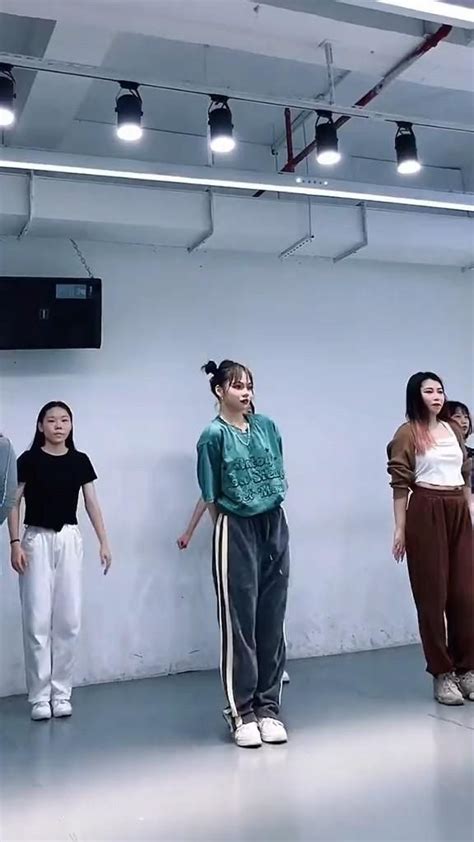 رقص زیبای دختر جوان Studios