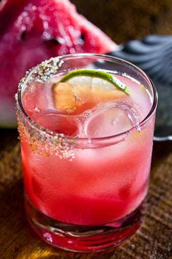 수박을 배경으로 나무 테이블 가장자리에 서있는 유리에 시럽 얼음 및 석회가 들어간 칵테일 냉동된에 대한 스톡 사진 및 기타 이미지 냉동된 빨강 칵테일 Istock