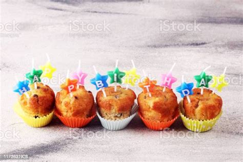 생일 축하 촛불을 곁들인 초콜릿 머핀과 너트 머핀 테이블 위에 수제 베이커리 0명에 대한 스톡 사진 및 기타 이미지 0명 독일 머핀 Istock