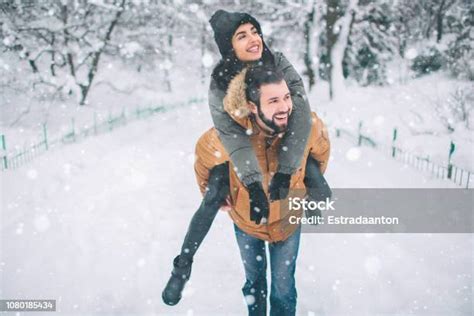겨울에 행복 젊은 부부 가족 야외입니다 남자 그리고 여자 이상 보고 웃 고입니다 사랑 재미 시즌와 사람들겨울 공원에서 도보로 서