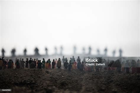 적의 개념에 의해 포착 군사 실루엣과 전쟁 안개 하늘 배경에 군중 세계 대전 군인과 장갑 차량 움직임을 두려워 하는 사람들을 보고 삽화 장식입니다 대량 살인에 대한 스톡