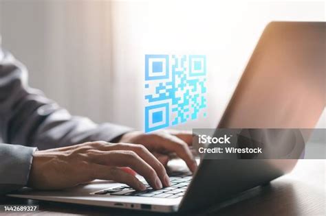 Qr 코드 아이콘이 있는 노트북에 입력하는 사람의 손 부분 보기 Qr코드에 대한 스톡 사진 및 기타 이미지 Qr코드 남자 사업가 남자들만 Istock