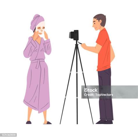 여성 미용 블로거 스트리밍 온라인 카메라맨 녹화 비디오 와 카메라 에 삼각대 만화 벡터 일러스트 남자에 대한 스톡 벡터 아트 및 기타 이미지 Istock